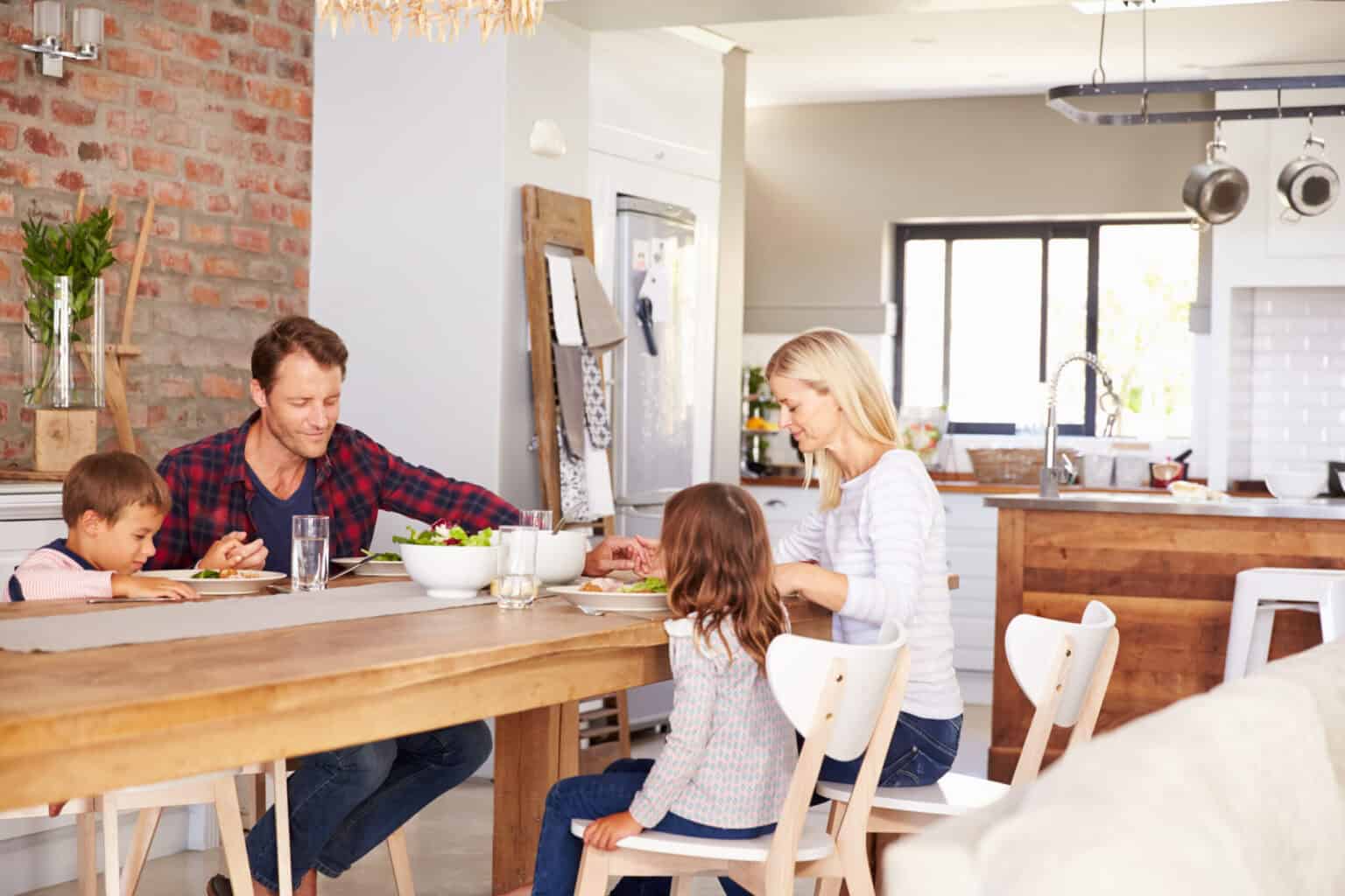 New Research Shows Family Dinner Time Still Has Rich Benefits - Daily ...